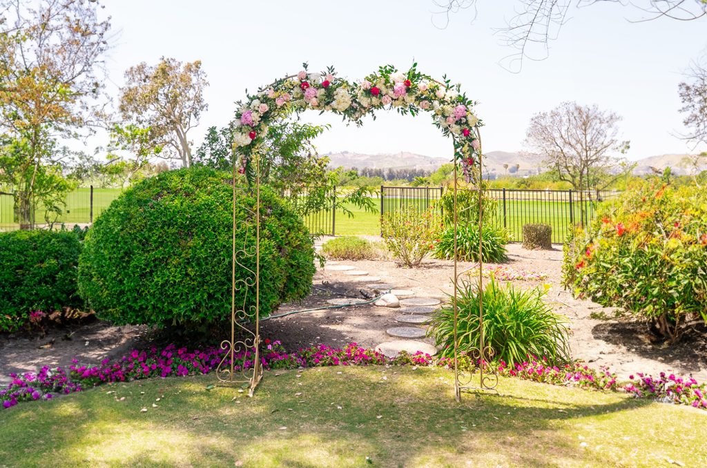 Brass Heart Shape Arch - Amigo Event RentalsAmigo Event Rentals